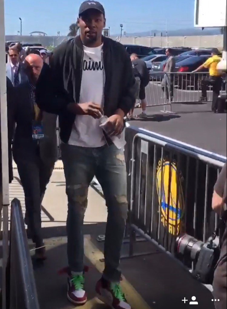 KDが OFF-WHITE x AIR JORDAN 1 “シカゴ” を着用！ | 8469スニーカーズ